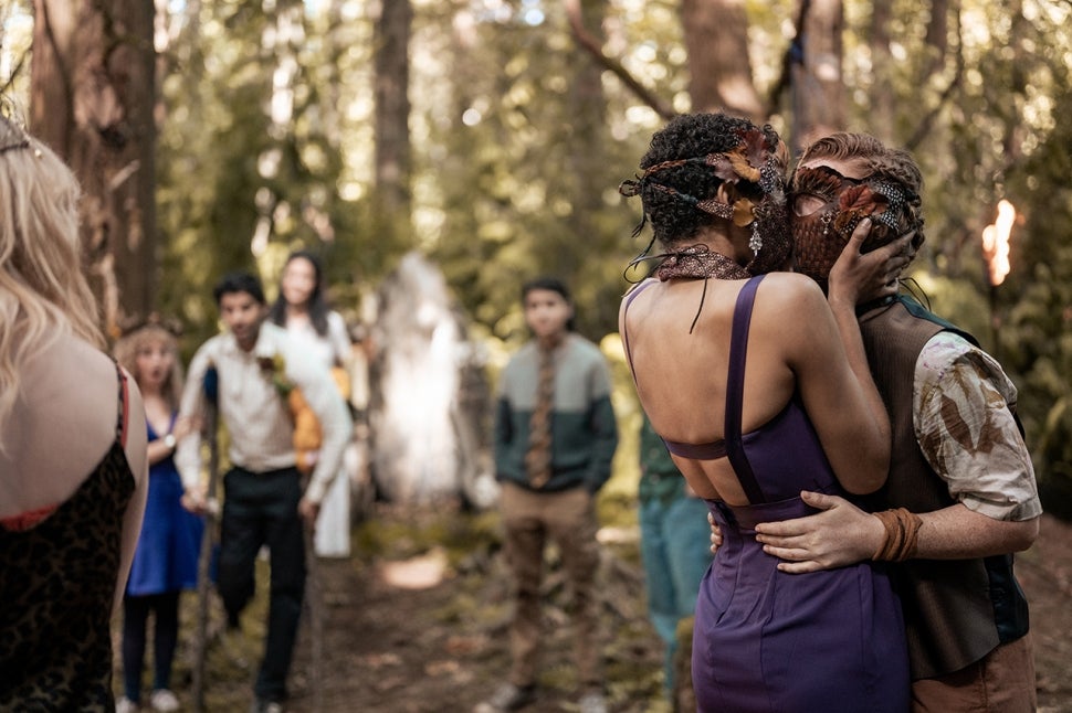 'Yellowjackets' Stars on Hopes for an Adult Van and Her Romance With Taissa | Entertainment Tonight